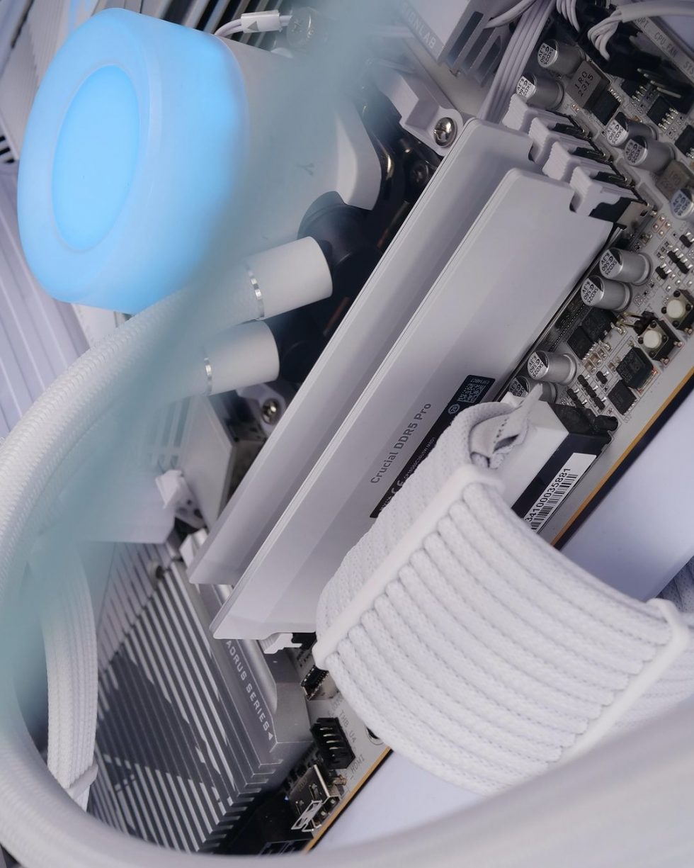 Hyte Y70 White - Unique Build - Battlerigs